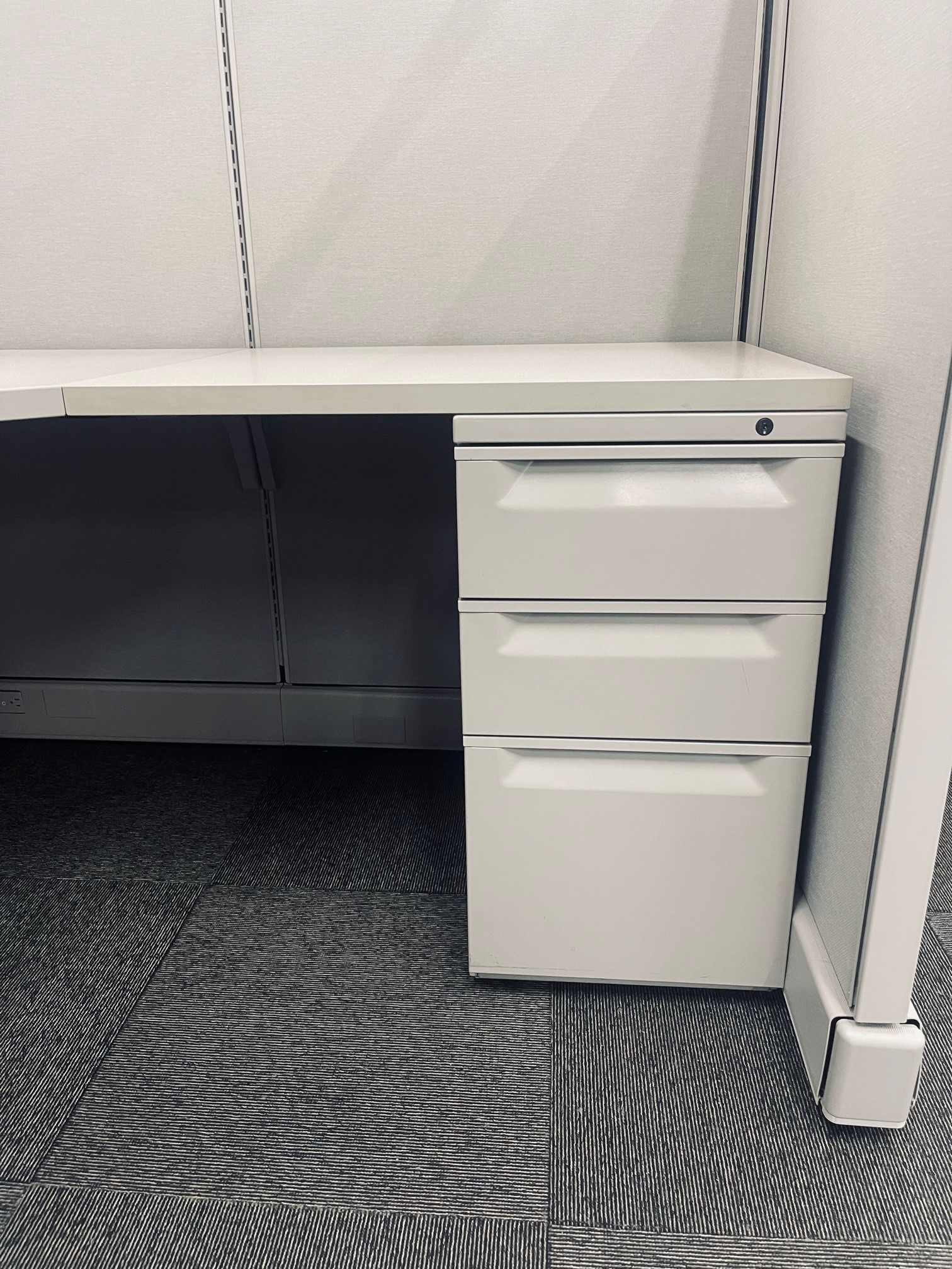 Certified PreOwned Herman Miller A02 5.5'W x 5.5'D Cubicles - Renew ...